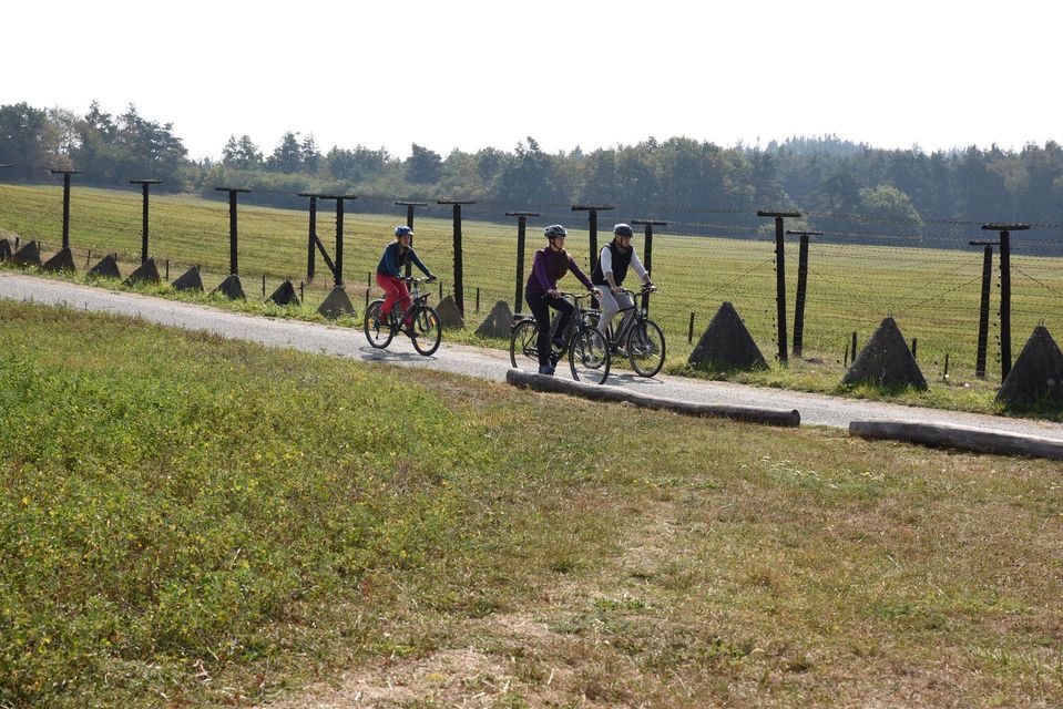 Radtour entlang des ehemaligen Eisernen Vorhanges | Bahnhof Retz, Krems ...