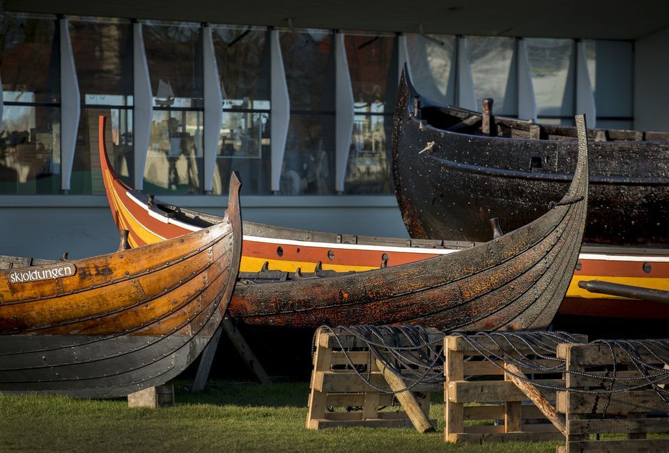 Engelsk rundvisning - De genskabte vikingeskibe at Vikingeskibsmuseet i ...