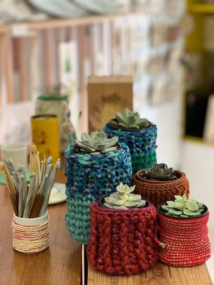 La plante et son cache-pot au crochet at L’Atelier amiénois, Amiens on ...