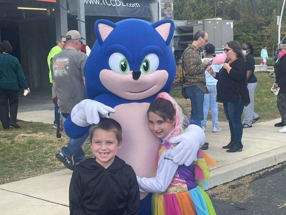 Queen Elsa with Sonic The Hedgehog at Deco at DECO Wilmington on 27th ...