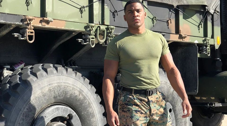 MILITARY MONDAY: THIS MARINE SHOWS HIS UNIQUE METHOD OF BUILDING BICEPS ...