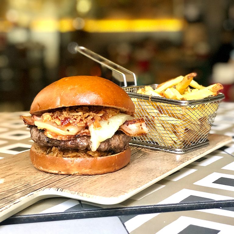 The Irish Rover: hamburguesa con pinta y copa | The Irish Rover, Madrid ...