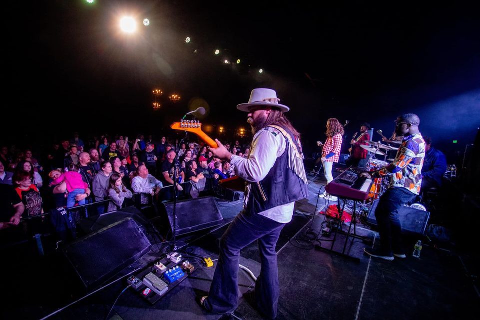 deFrance/Ky Rosas & The Firebuckets/Kassi Moe live at Red Moon Ale ...